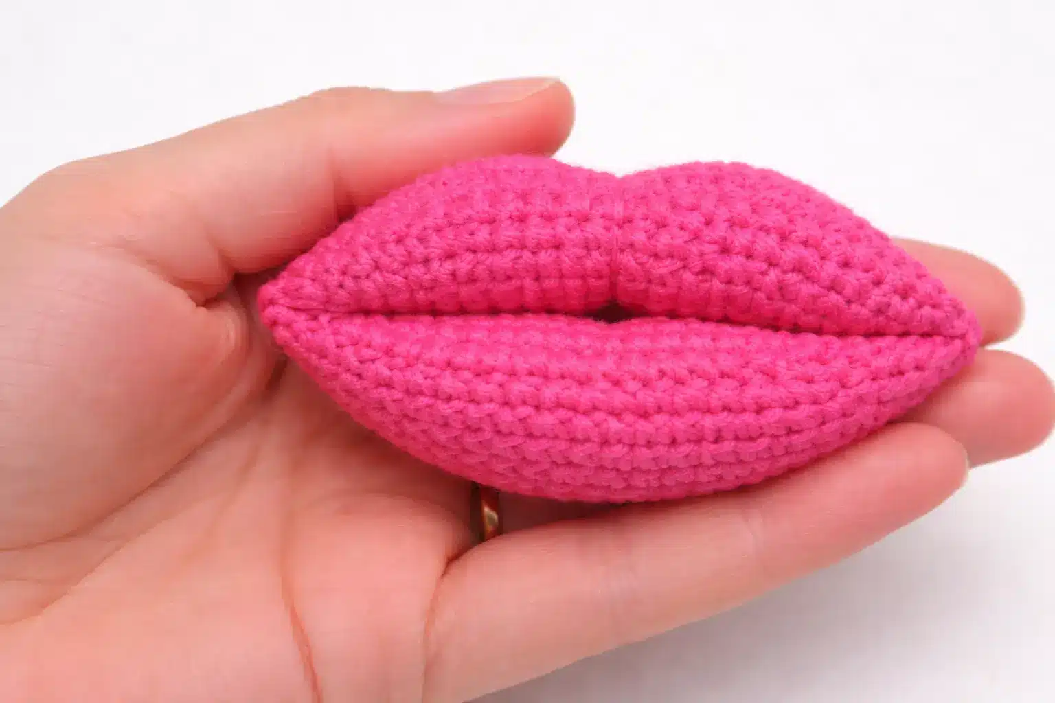 Crochet Lips Pattern for Valentine’s Day: Easy Puffy 3D Kiss Prop (Free ...